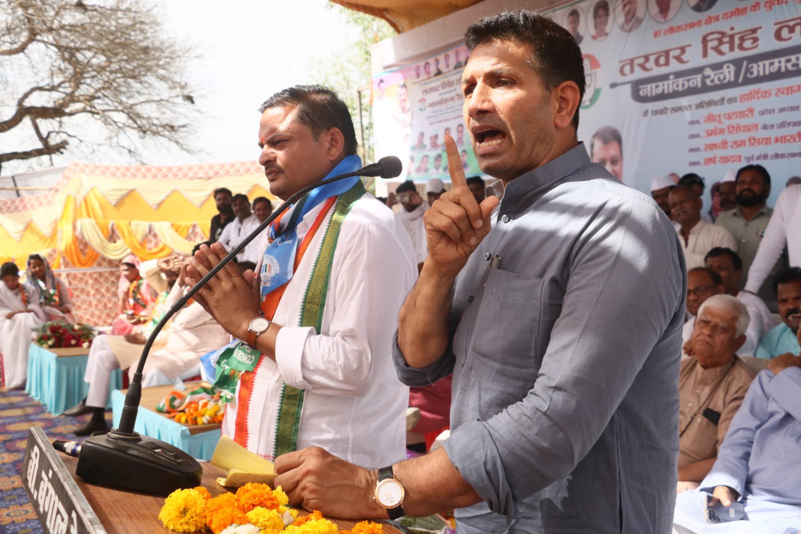 Congress candidates cried on the stage in Damoh, DAMOH CONG CANDIDATE ...