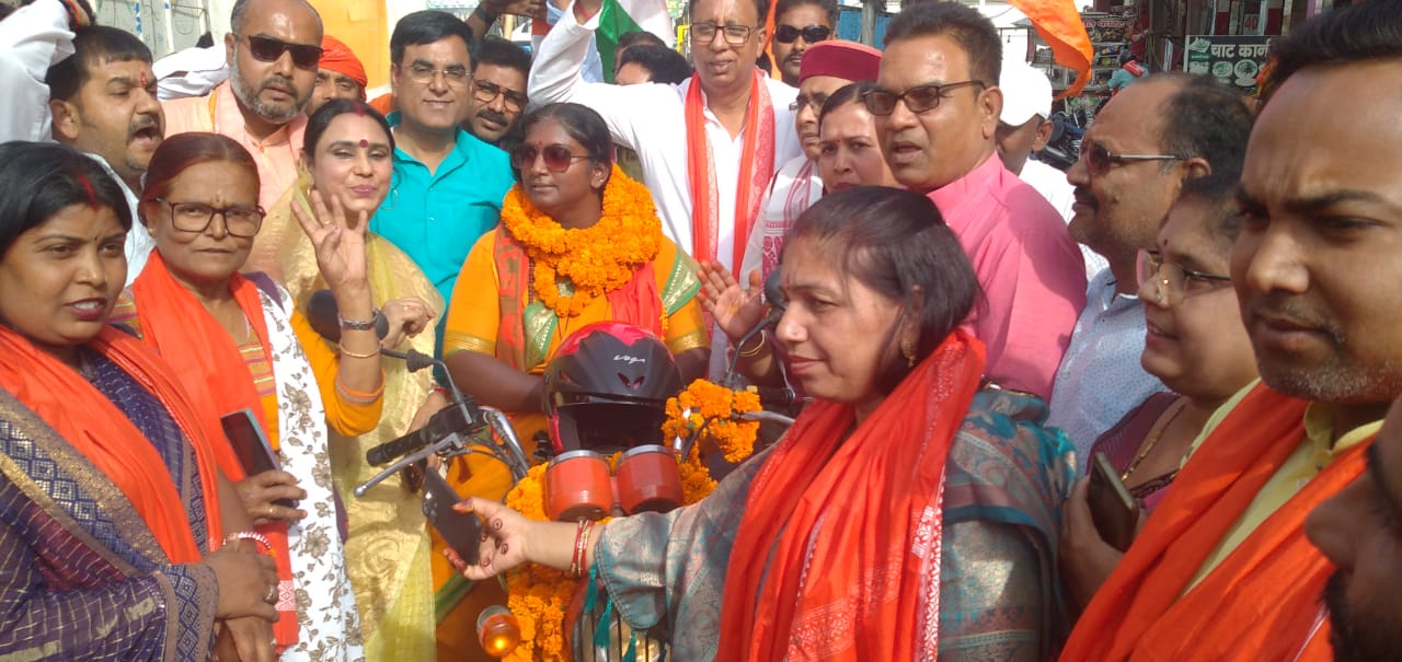 BJP leaders welcomed Bullet Rani Rajalakshmi who arrived from Madurai ...