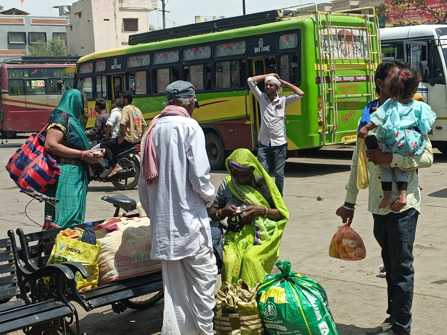 Bus stand victim of chaos | शाजापुर बस स्टैंड अव्यवस्थाओं का शिकार: शेड ...