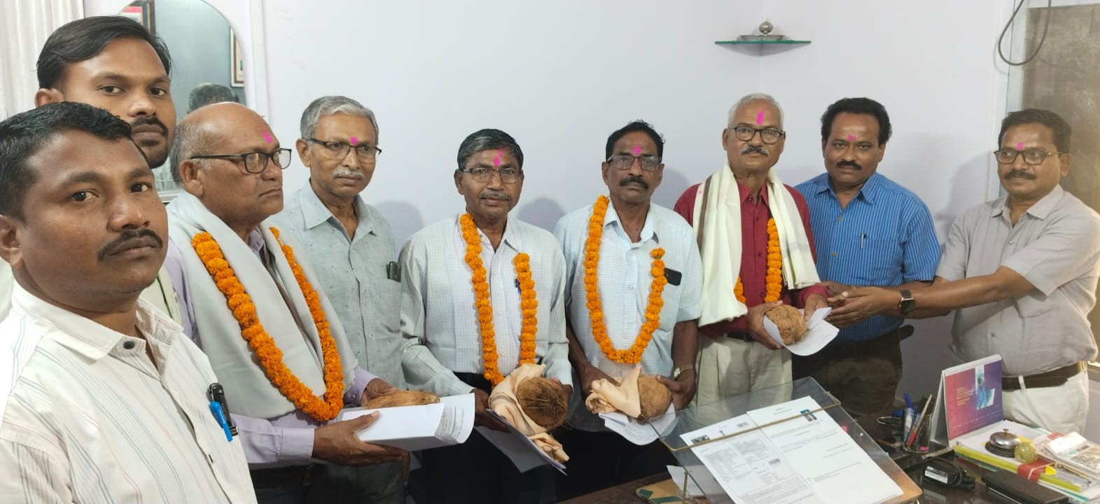 Retiring teachers were honored with shawls and Shriphal | सेवानिवृत्त ...