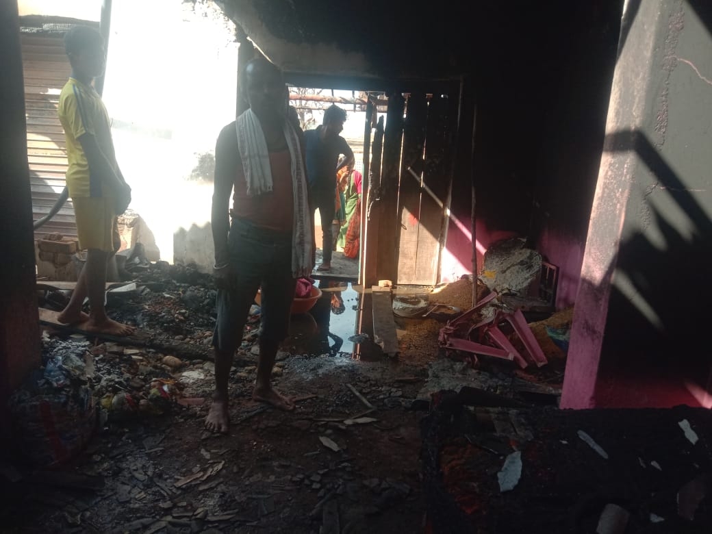 Grocery shop burnt to due to short circuit in Pendra due to fire ...
