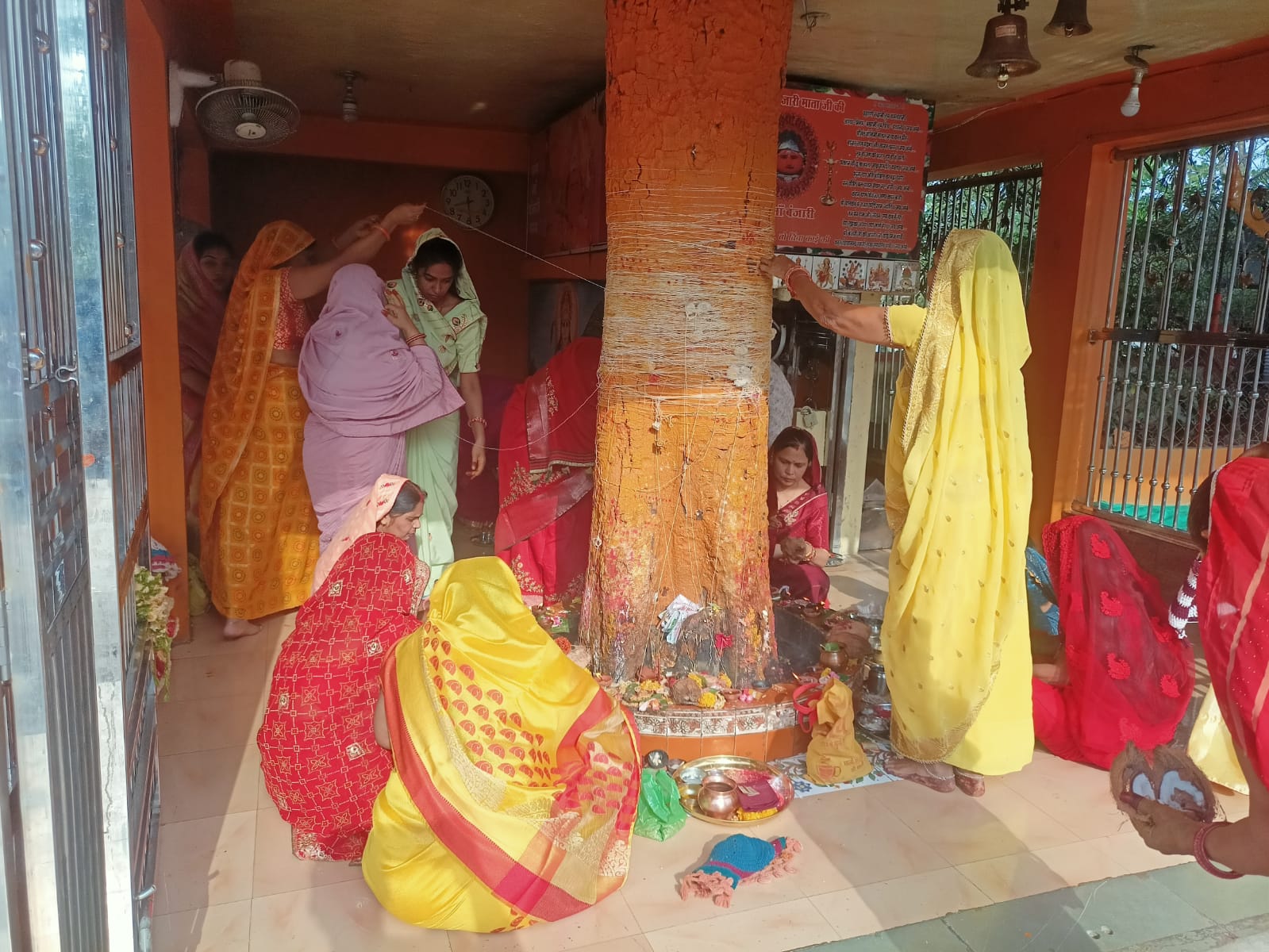 Dasha Mata Vrat, worship done by tying a thread to the Peepal tree ...