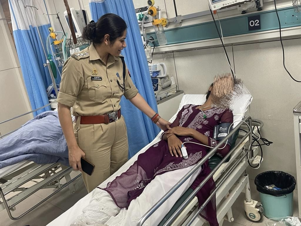 The lovers started vomiting in the police car | पुलिस की कार में होने ...