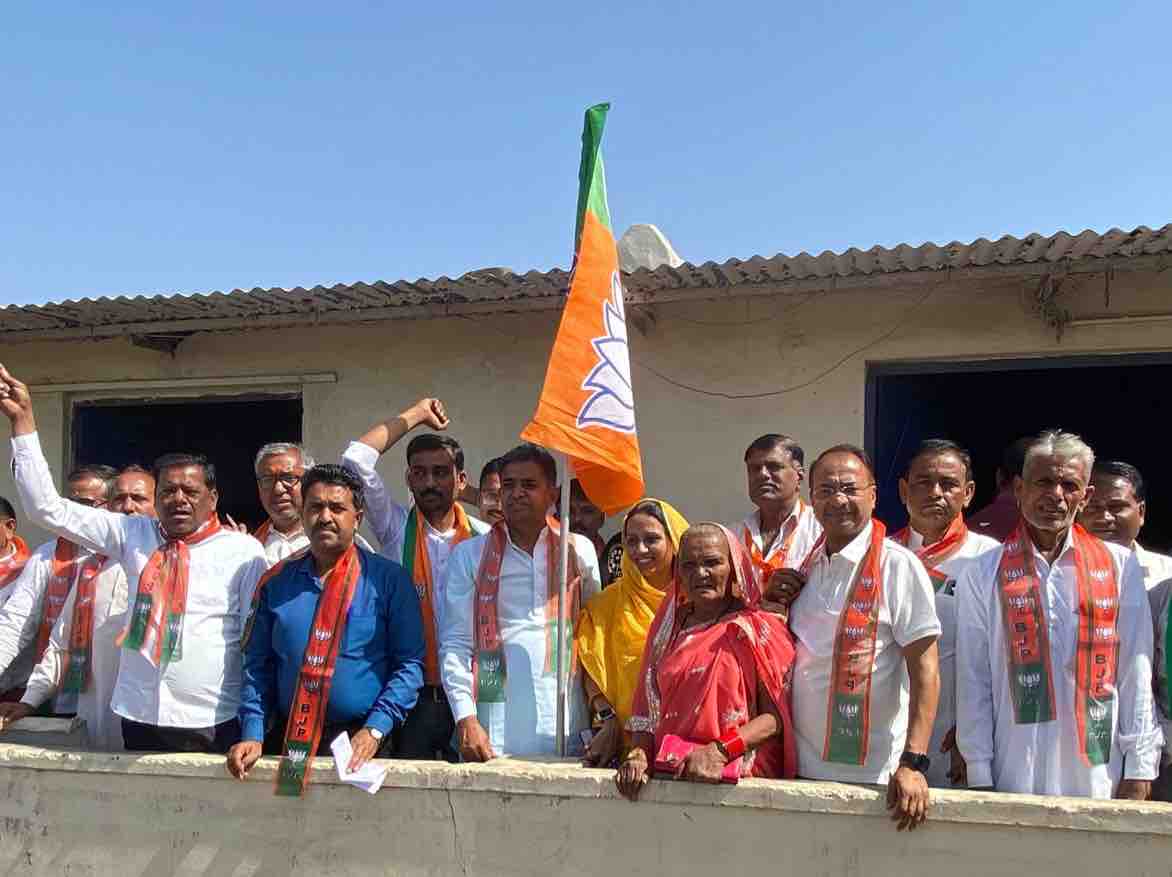 BJP's 45th foundation day celebrated in Revdar | रेवदर में भाजपा का ...