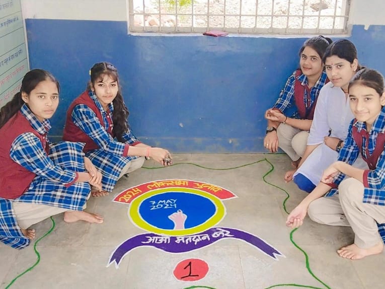 Students gave the message to vote: made attractive rangoli | लोकसभा ...
