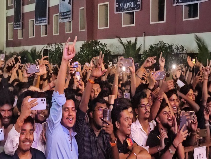 Students danced to the songs of Bollywood singer Akhil Sachdev ...