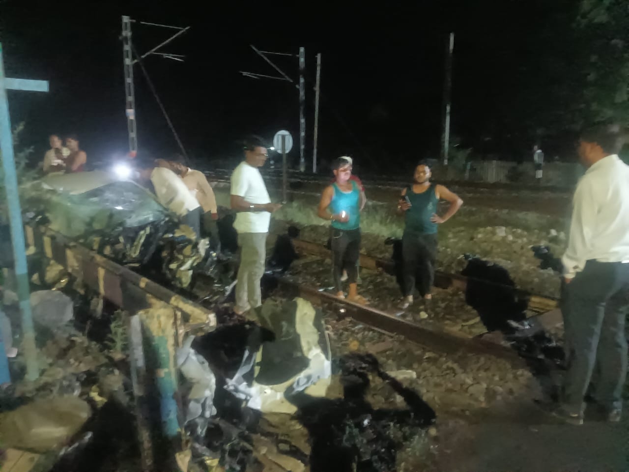 Train Accident, Car hits Runnig Train | रेलवे फाटक तोड़कर चलती ट्रेन से ...