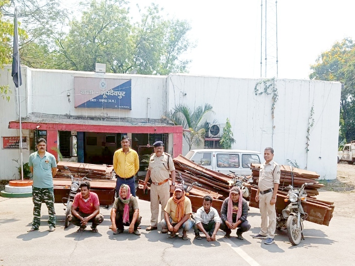 5 Accused arrested for stealing scrap lying near the tower of Visa ...