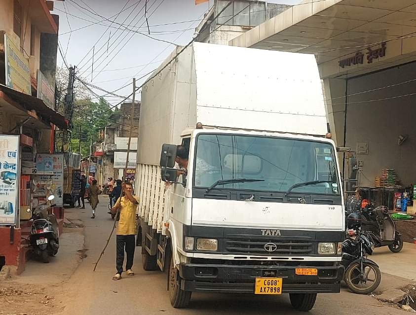 Vehicle rammed into narrow road, electric wire got stuck in the drain ...