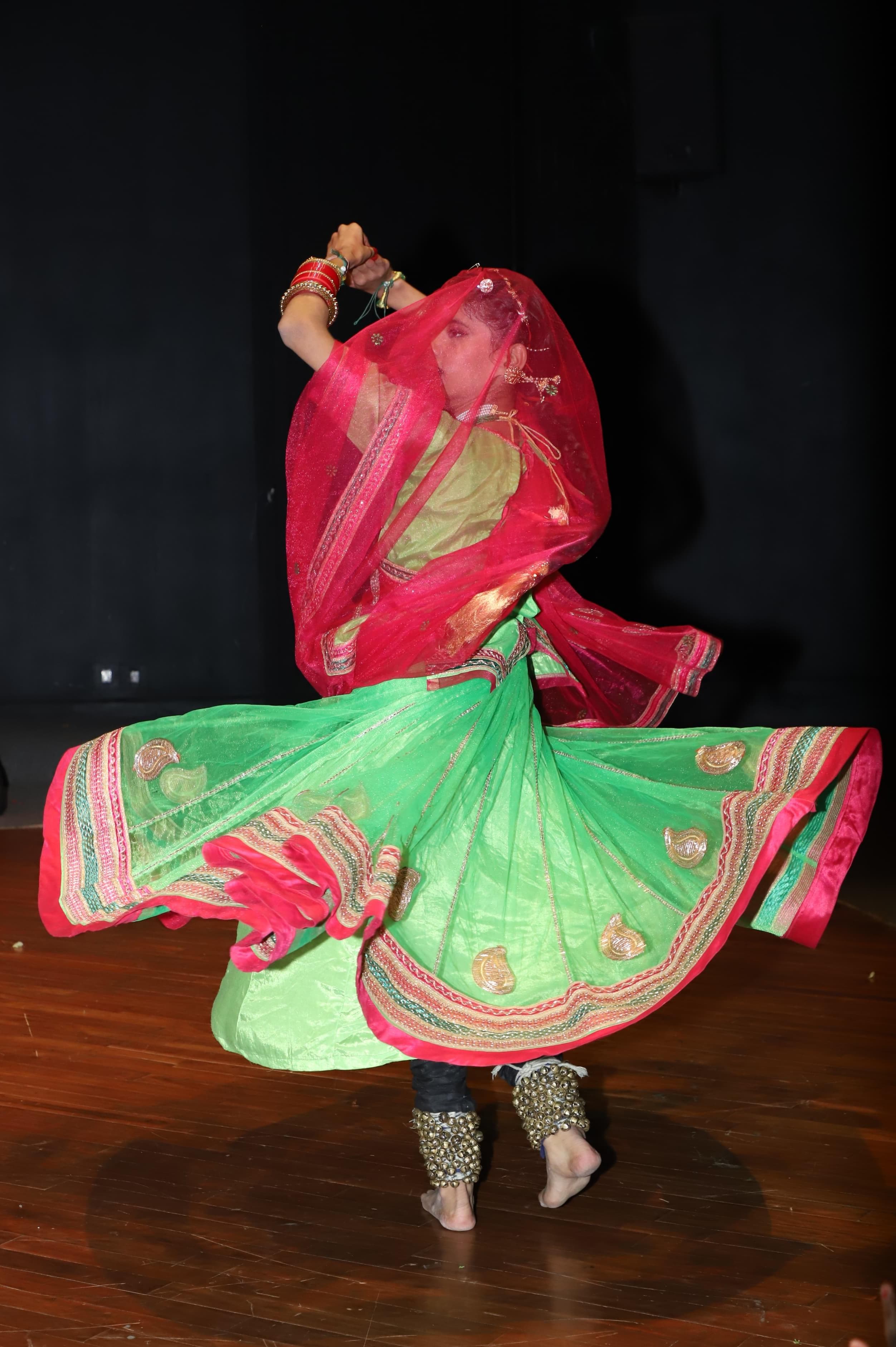 Guru taught folk dance, disciples showed their beauty | गुरु ने सिखाया ...