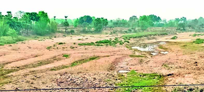 There is no water in Fatehpur's Dhadhar river, how will Chhathvratis ...