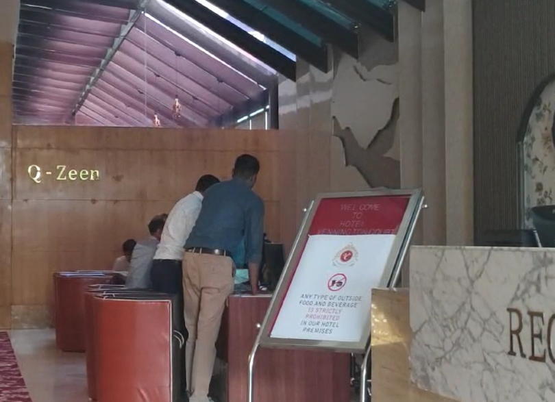 ACB-EOW raid at Raipur Mayor Ejaz Dhebar's house | ढेबर भाइयों के घर ACB-EOW की रेड: अनवर, अख्तर ...