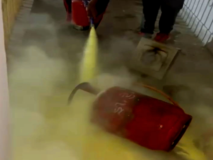 Fire in domestic gas cylinder causes commotion | गैस सिलेंडर में आग से ...