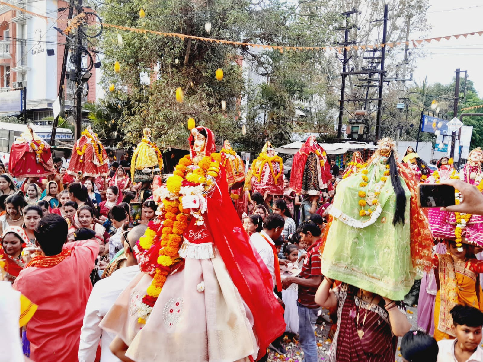 Gangaur festival of Sakal Panch Phool Mali Samaj in Indore | इंदौर में ...