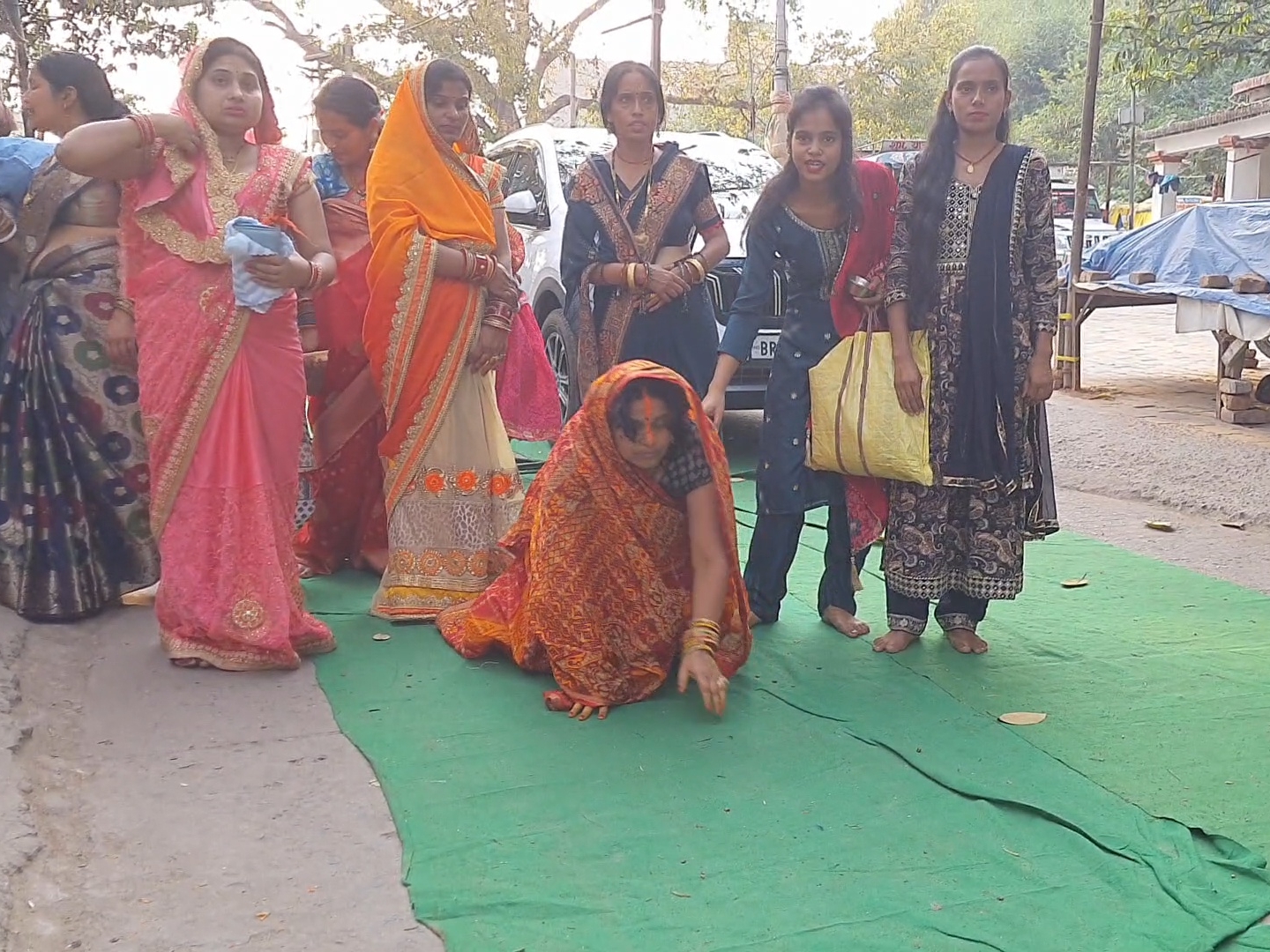 Devotees reached Chhath Ghat doing Dand Pranam | दंड प्रणाम करते छठ घाट ...
