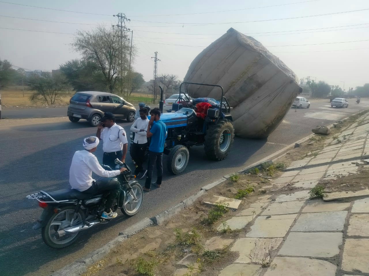 Overloaded trolley filled with fodder overturned, jam for half an hour ...