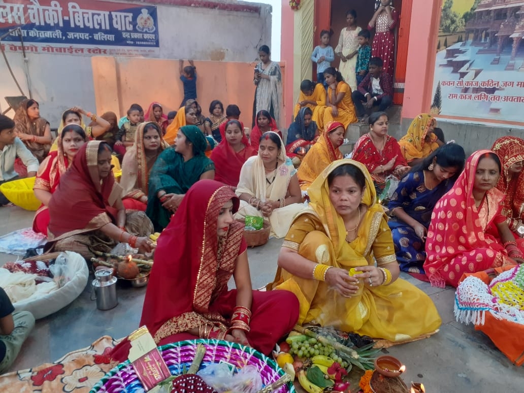 In Ballia, devotees offered water to the Sun on Chaiti Chhath | बलिया ...