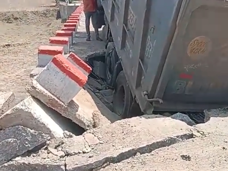 A truck got stuck on the bridge built on the Ratadi river | रातड़ी नदी ...