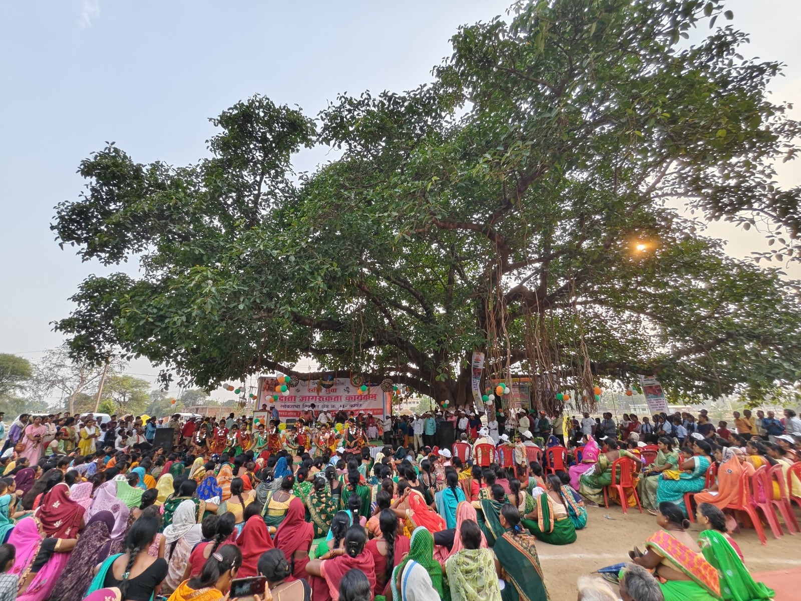 Collector and officers set out on a bullock cart in Balod, People in ...