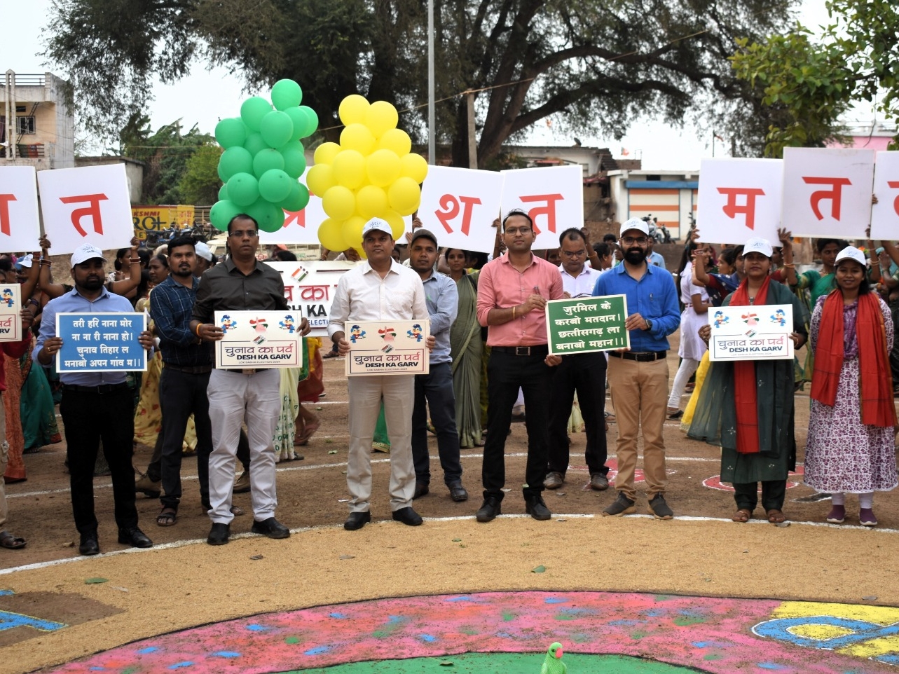 Collector and officers set out on a bullock cart in Balod, People in ...