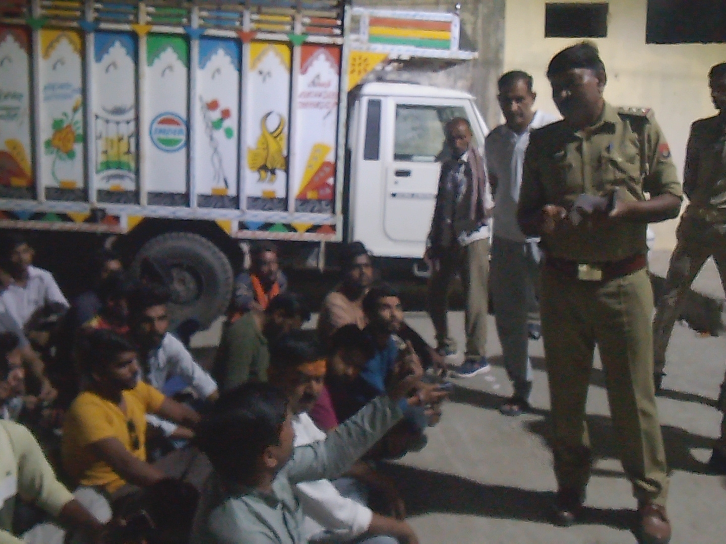 Hindu organizations created ruckus against the police at Kotwali Gate ...