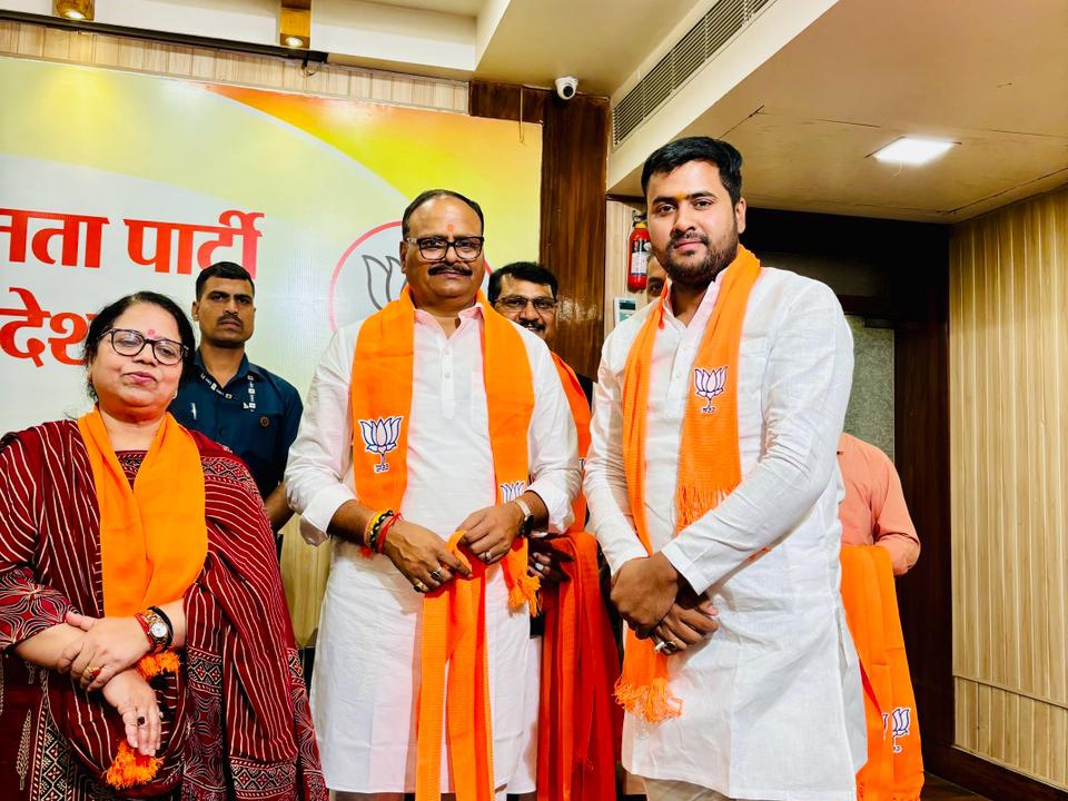 Dr. Saroj and Himanshu joined BJP | डॉ. सरोज व हिमांशु ने थामा भाजपा का ...