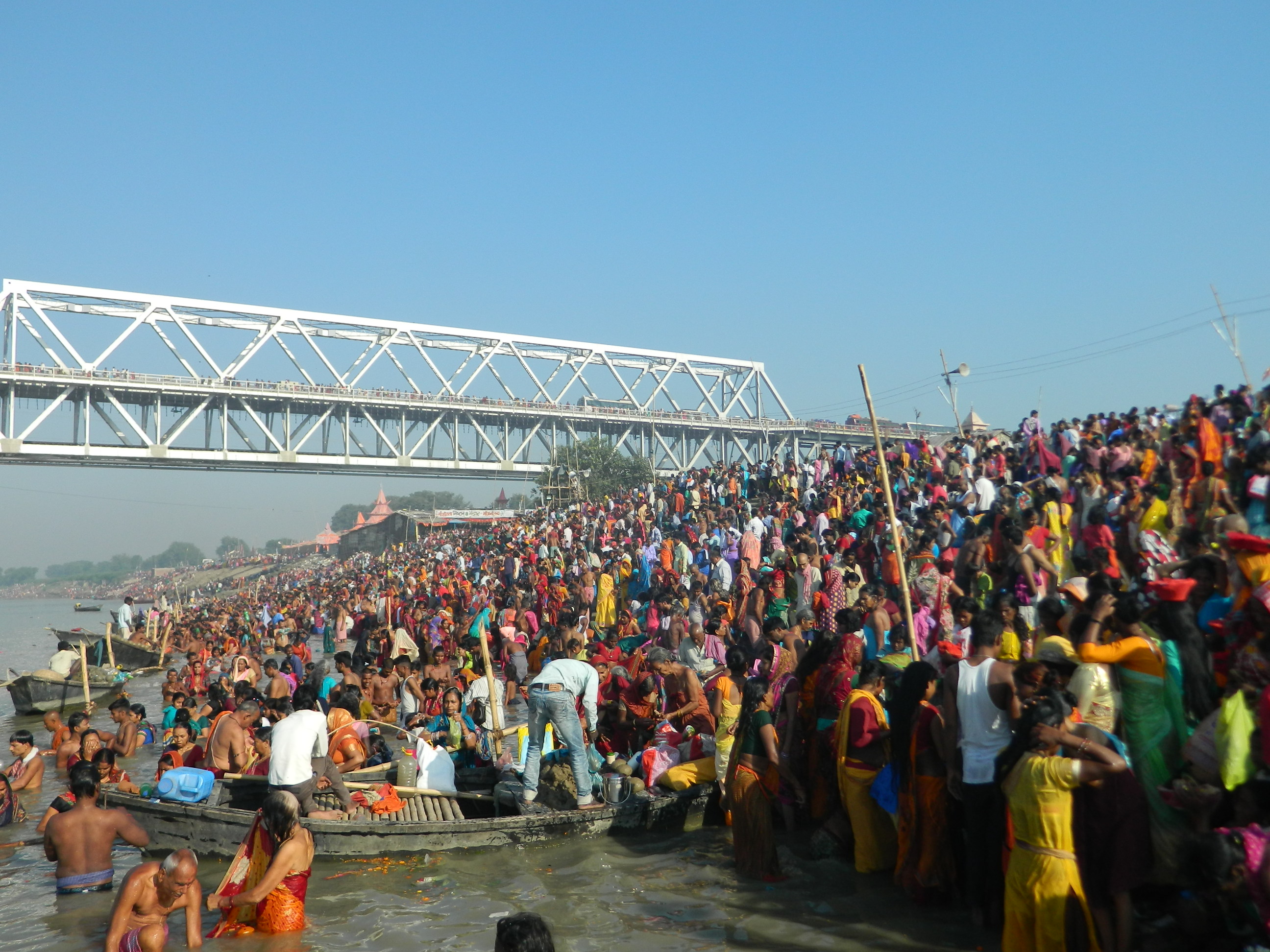 Crowd gathered for tonsure on Simaria Dham Ganga bank | सिमरिया धाम ...