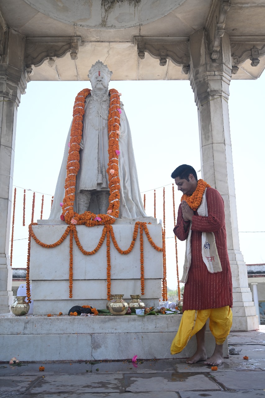 The statue of Darbhanga Maharaj Rameshwar Singh located at Chaurangi was anointed with water and ...