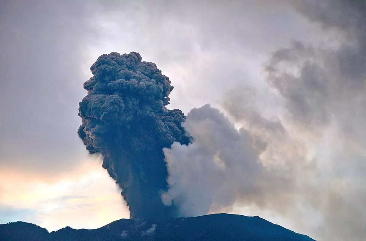 Indonesia Volcano Eruption Video; Tsunami Alert | Ruang Mountain