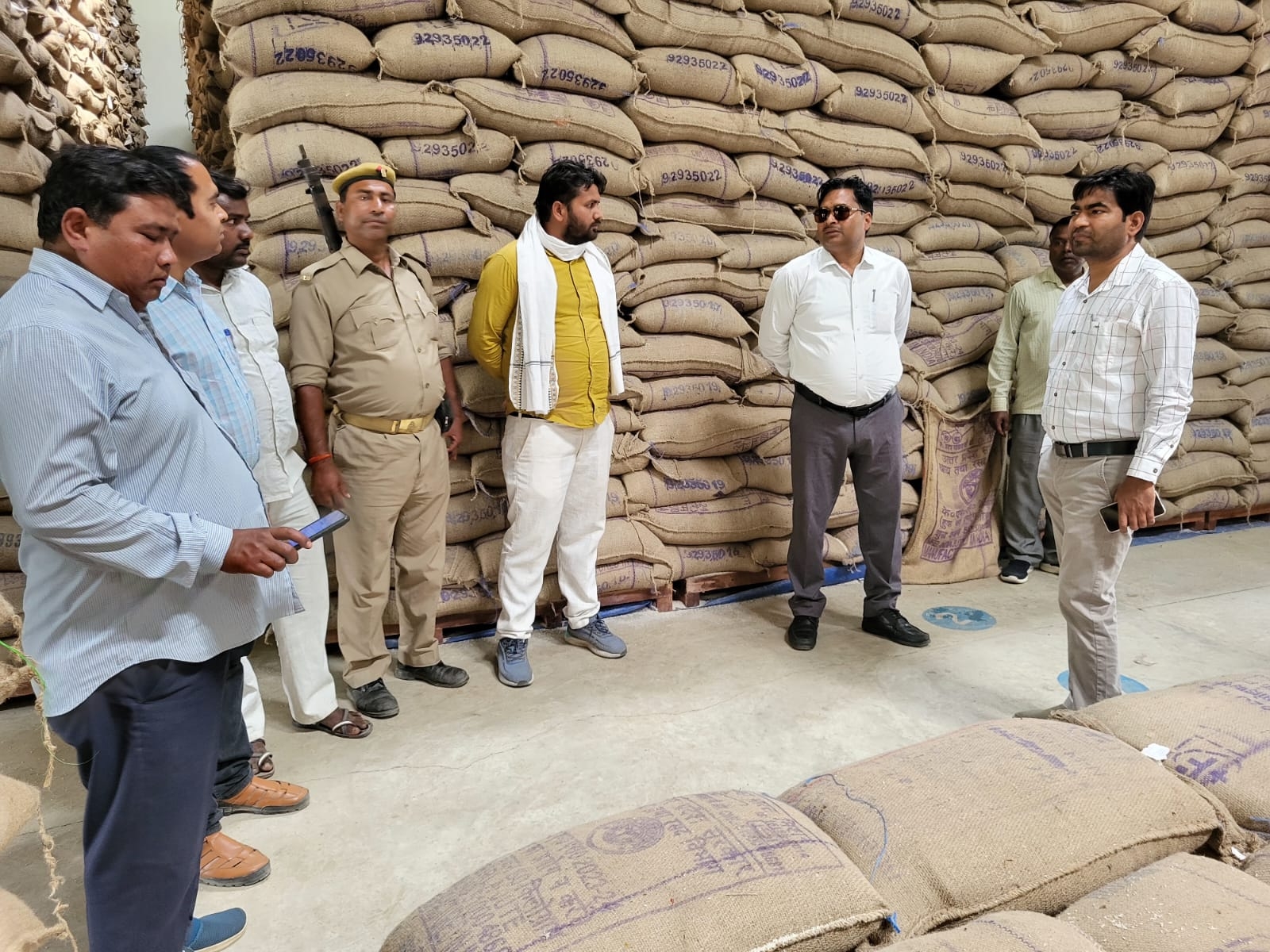 Officials inspected the FCI warehouse | FCI गोदाम का अधिकारियों ने किया ...