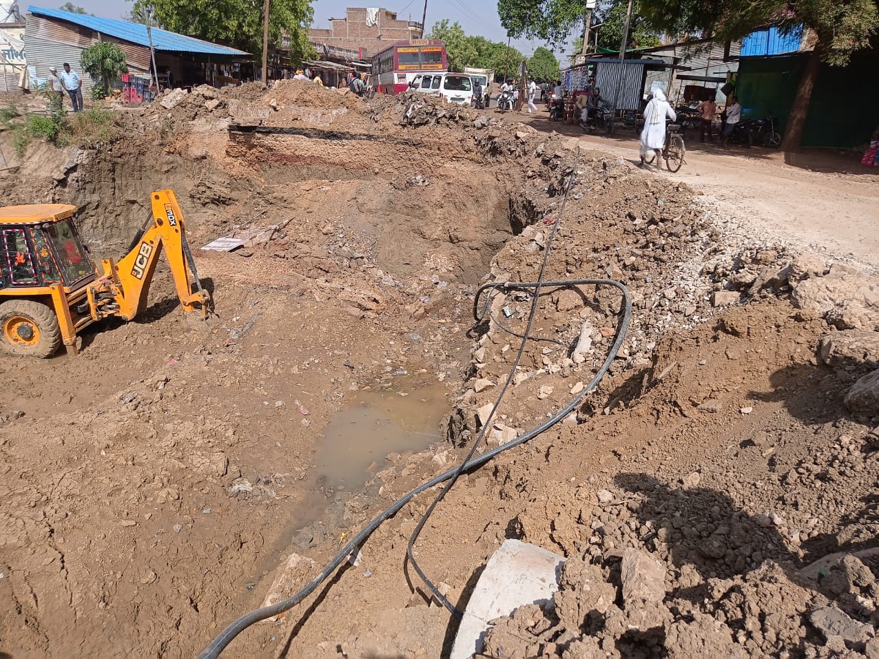 Water pipeline destroyed due to culvert construction | पुलिया निर्माण ...