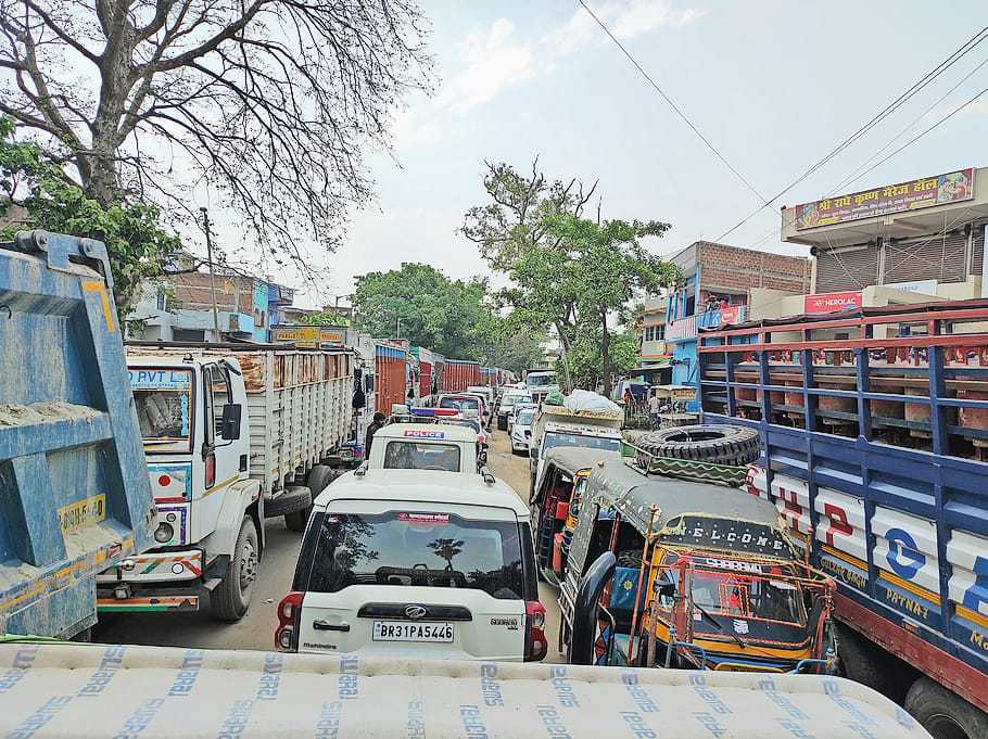 There was a huge traffic jam on NH-139, hundreds of vehicles were stuck ...