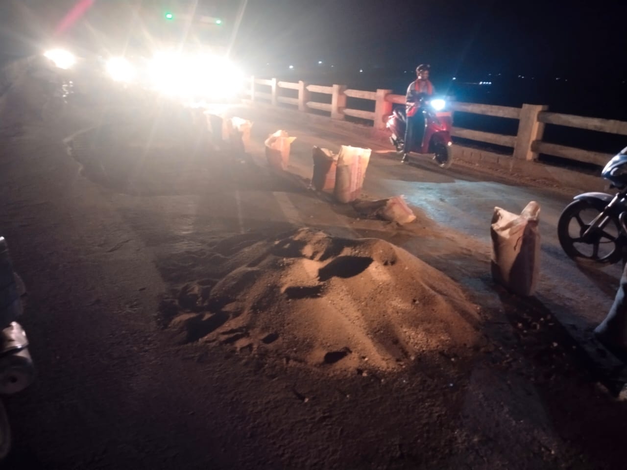 Repair work is going on on the bridge built on Ren river in Sonbhadra ...