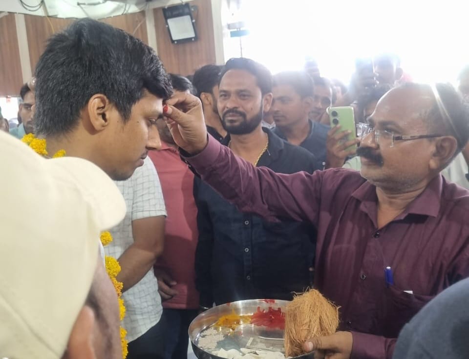 Neeraj Dhakad, selected in UPSC, was welcomed in Kailaras