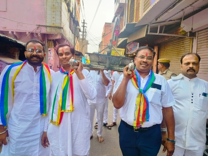 Lord Jinendra toured the city sitting on the chariot Gangapur city ...