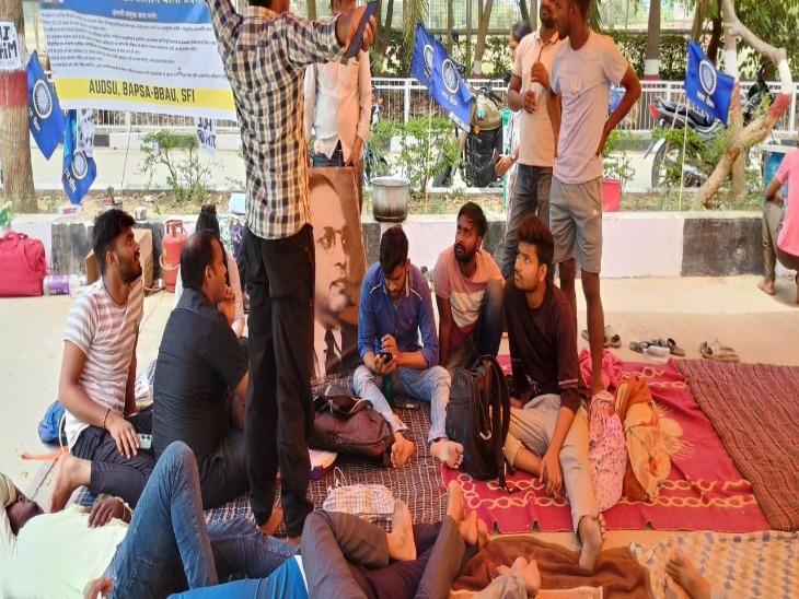 Lucknow - 5th day of students Protest at BBAU, still students ...