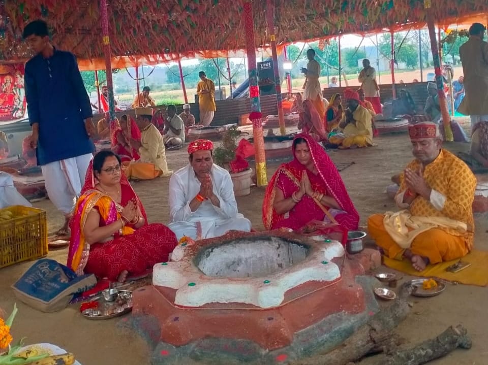 Seven day long Shiv Shakti Maha Yagya... Devotees are offering ...