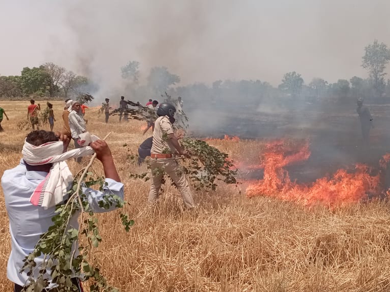 Tubewell's short circuit caused fire in wheat field ballia news ...