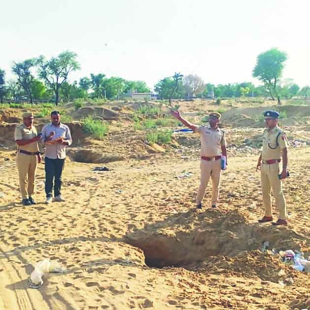 The body buried in the soil was of labourer Jagdish, his wife suspected 4 named accused and ...