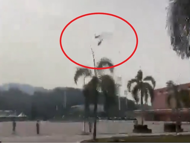 Two Malaysian Navy helicopters collided in the air | मलेशियन नौदलाचे 2 ...