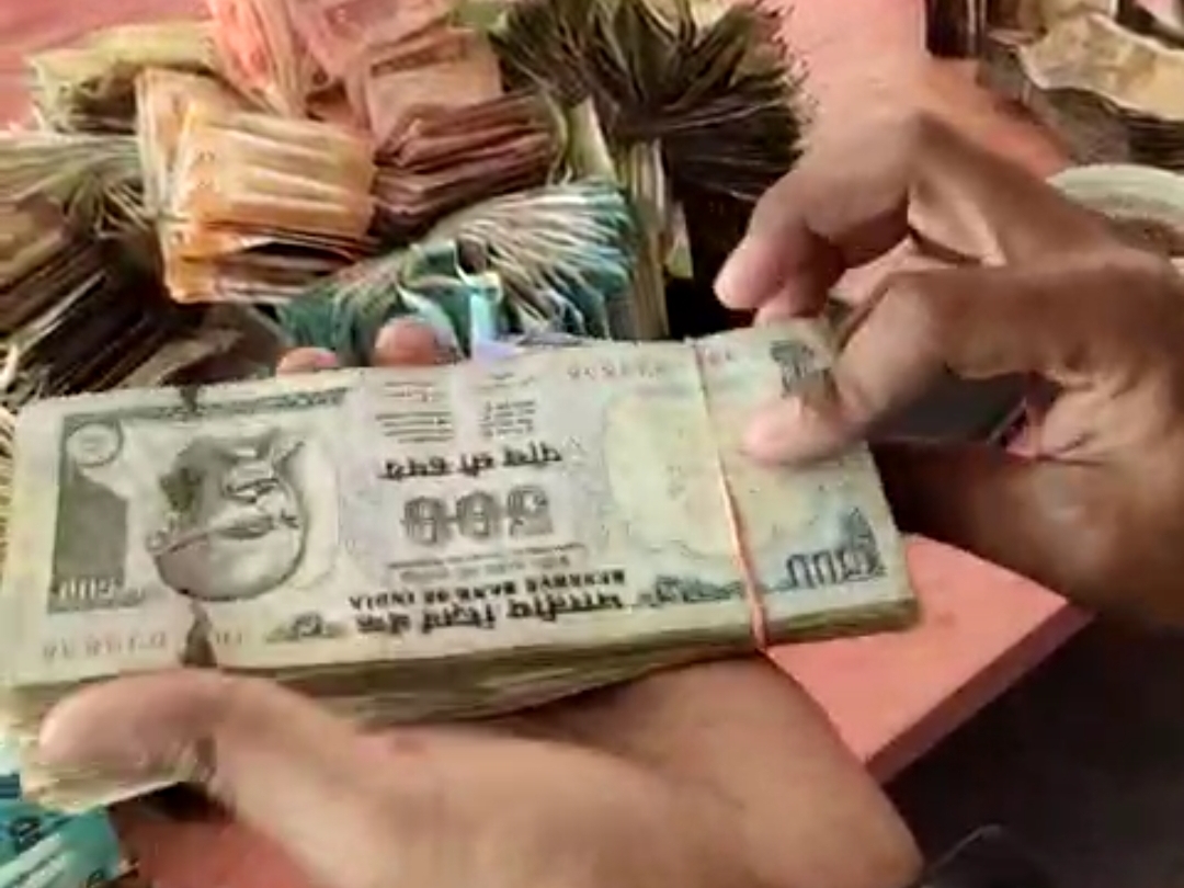 A bundle of old 500 rupee notes came out from the donation box | दान ...