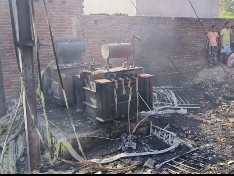 Two transformers caught fire in Mau | मऊ में दो ट्रांसफार्मर में लगी ...