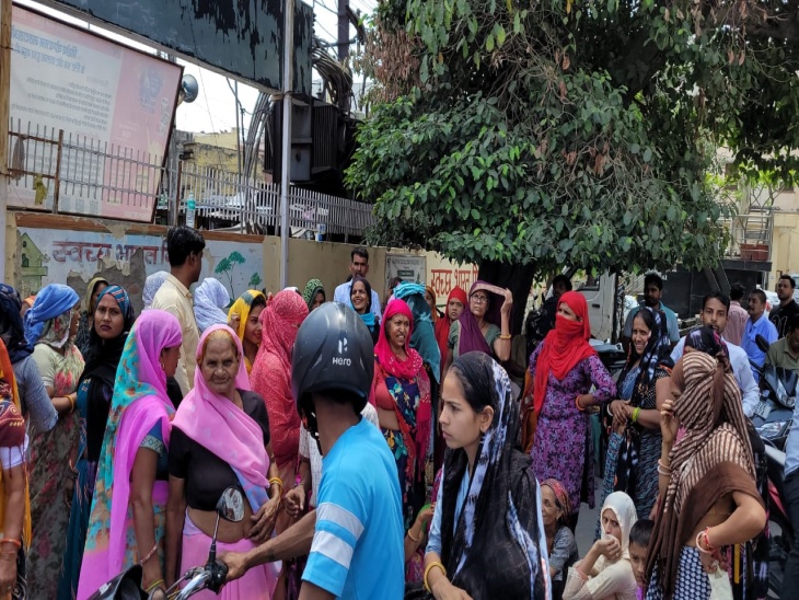 Men and women arrived from Dhobi Gatta and gheraoed the Municipal ...
