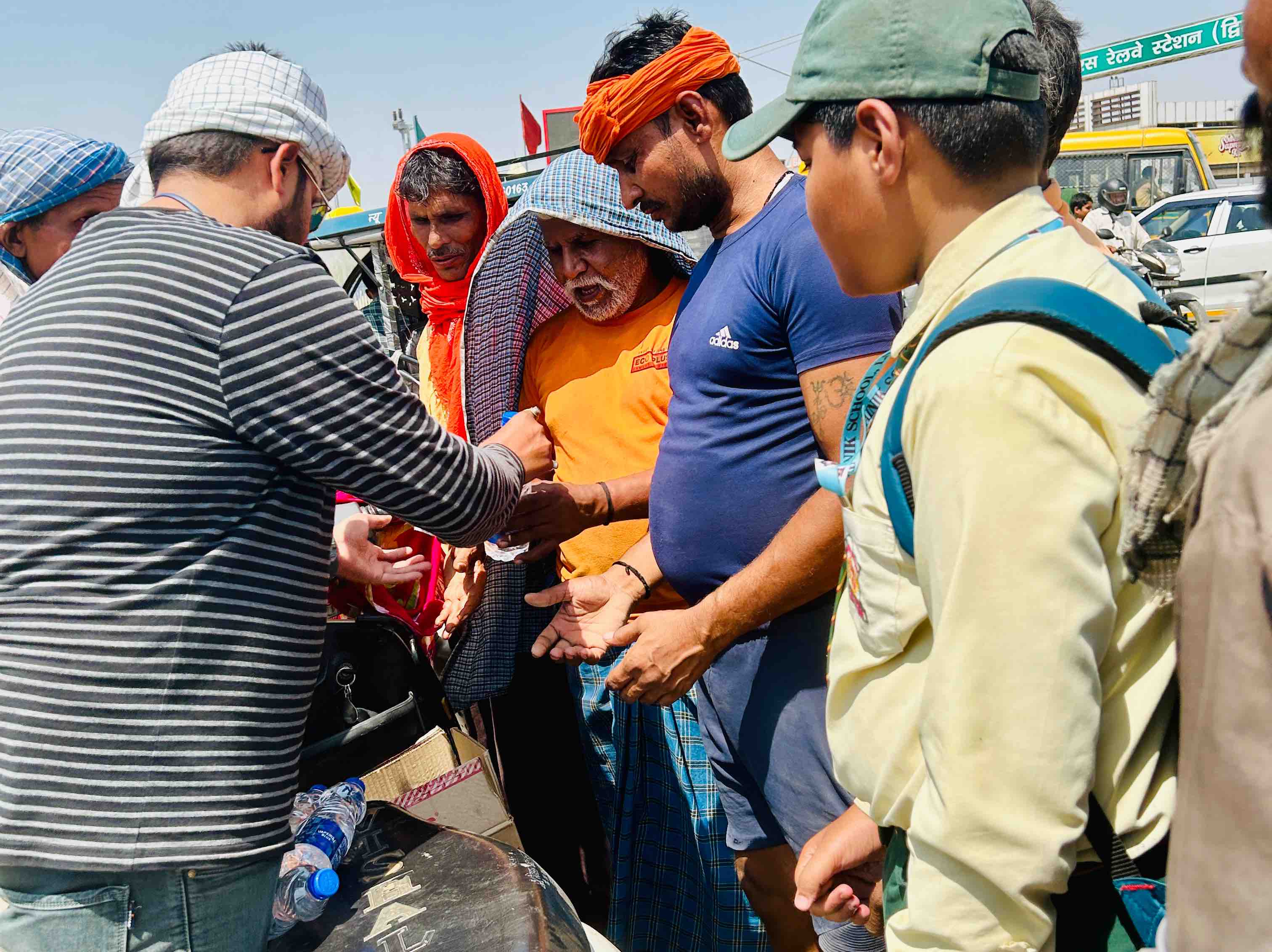 Project Aahar organized water bottle distribution | प्रोजेक्ट आहार ने ...