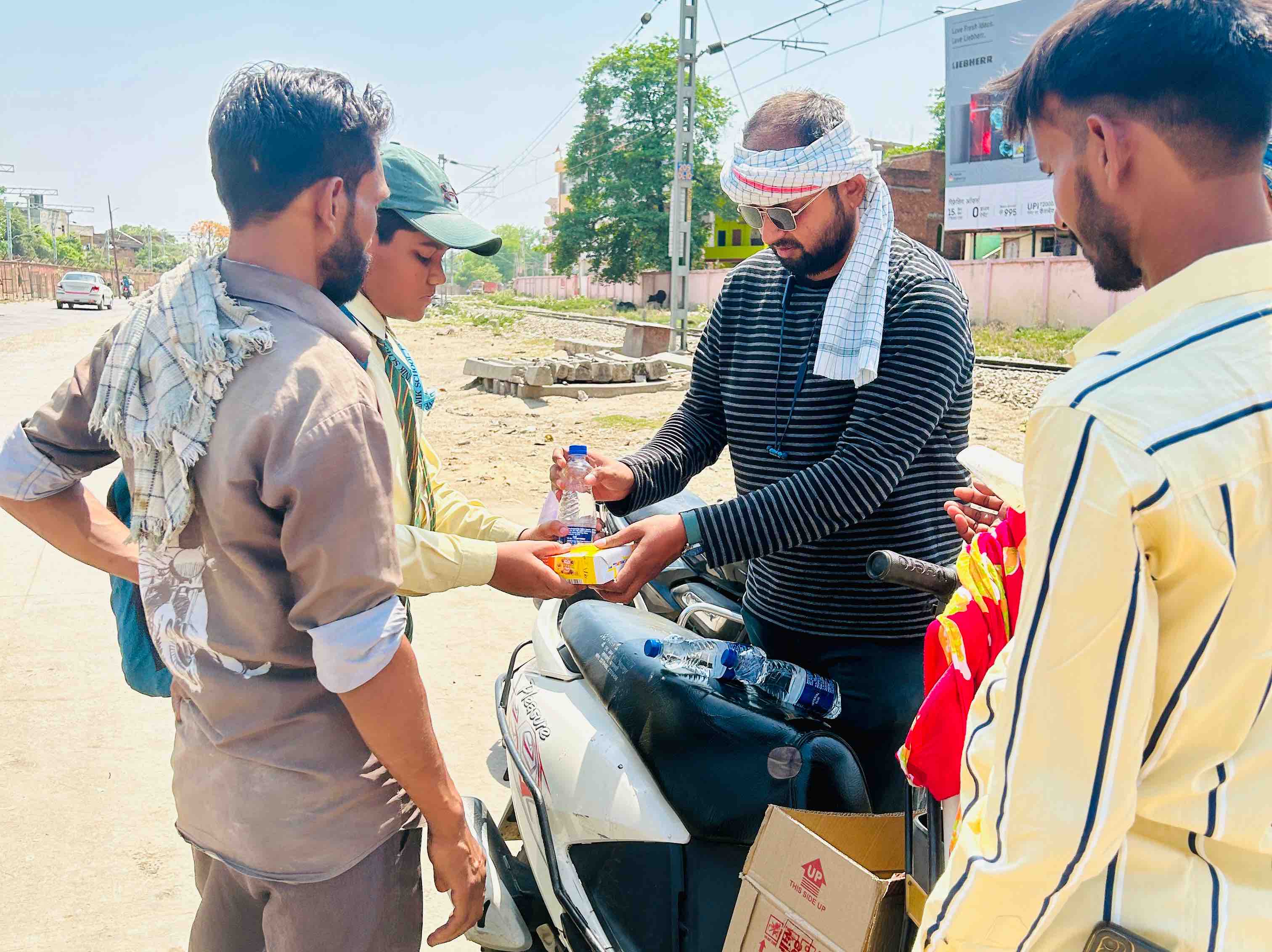 Project Aahar organized water bottle distribution | प्रोजेक्ट आहार ने ...