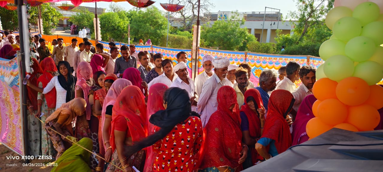 Voting in Raniwada for Jalore-Sirohi Lok Sabha seat | रानीवाड़ा में 63. ...