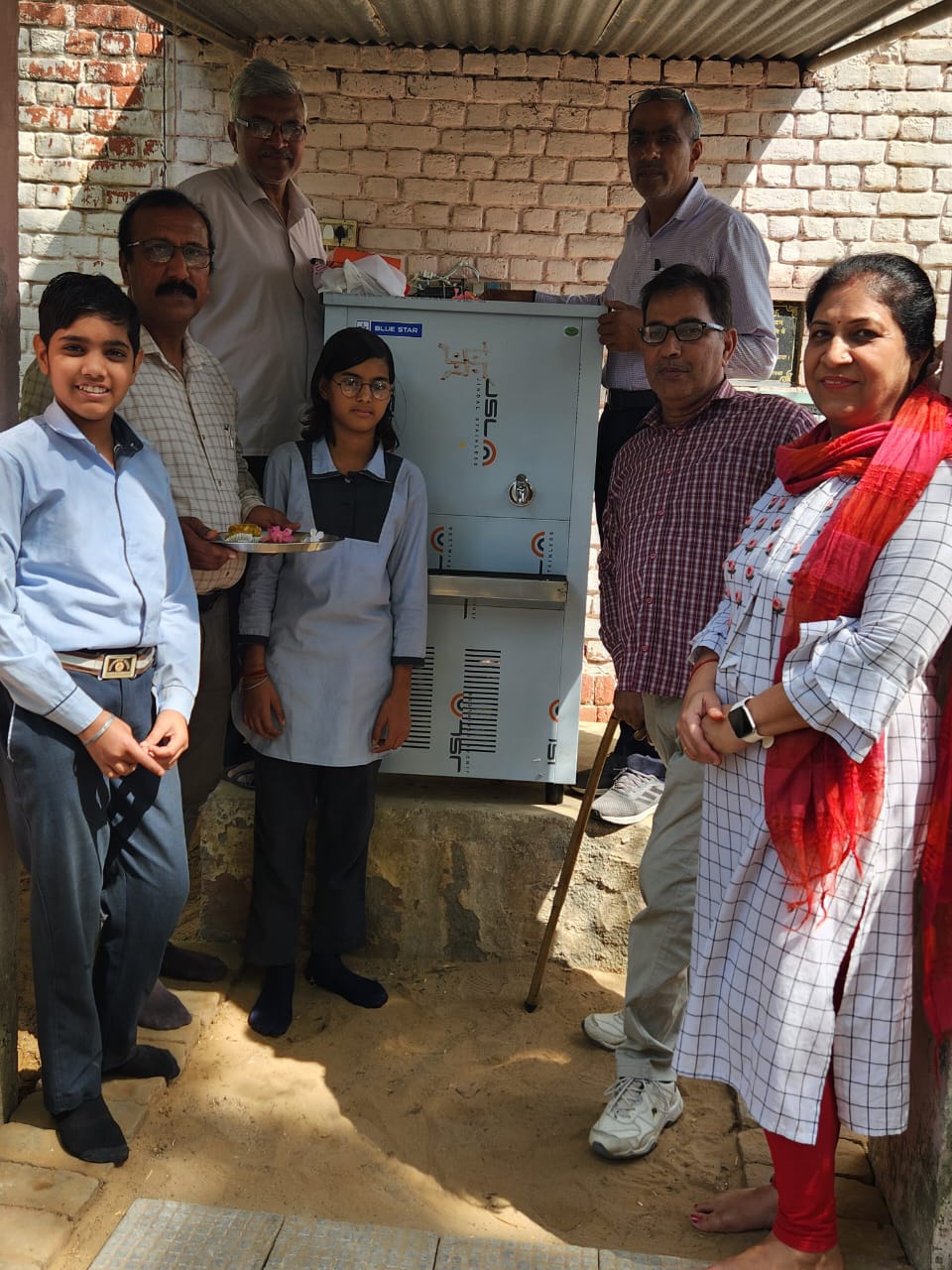 Donated a water cooler to the school | स्कूल को वाटर कूलर भेंट किया ...