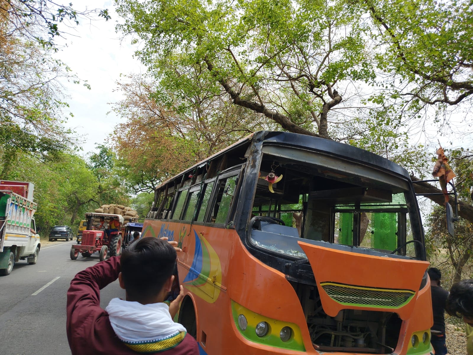 Bus collided with a tree due to brake failure, 15 injured