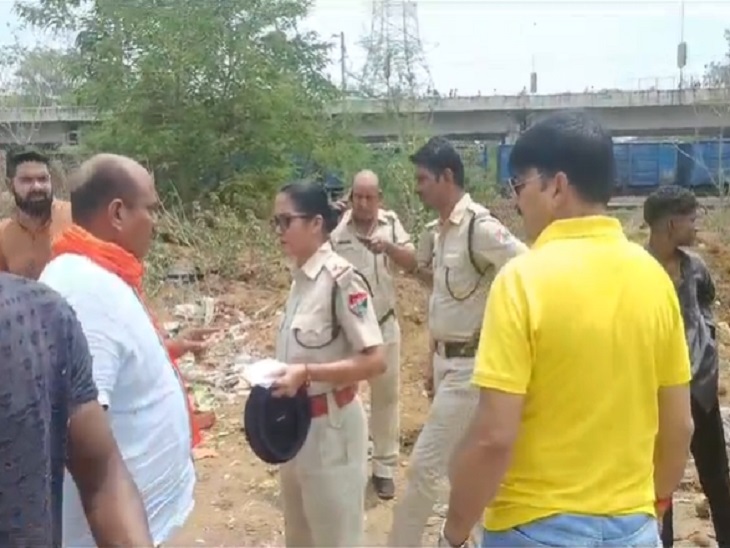 A young man jumped from a moving train after snatching a mobile phone ...