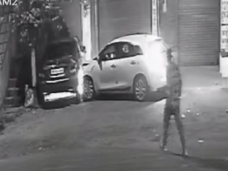 The car hit the car parked in front of the house | घर के सामने खड़ी कार ...